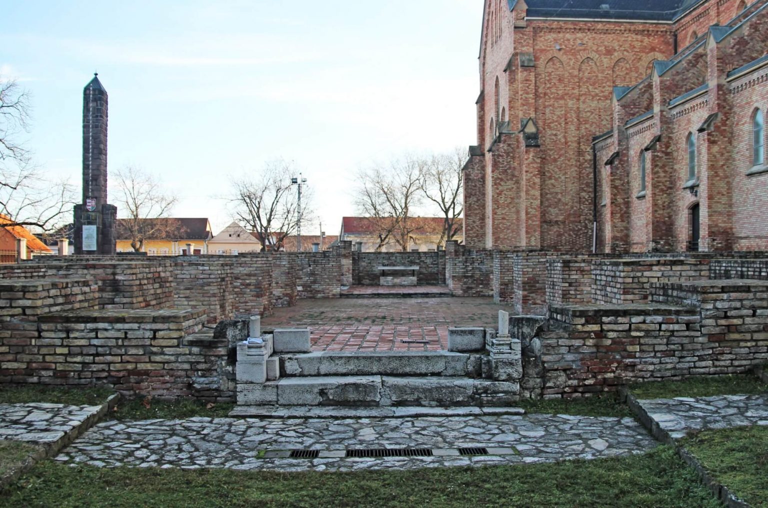 A bátaszéki romkert és a híres tölgyóriások - Csodahelyek.hu